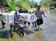 Lewati Sungai Dengan Ojek Palang Perjuangan Petugas Gabungan Hantarkan ...